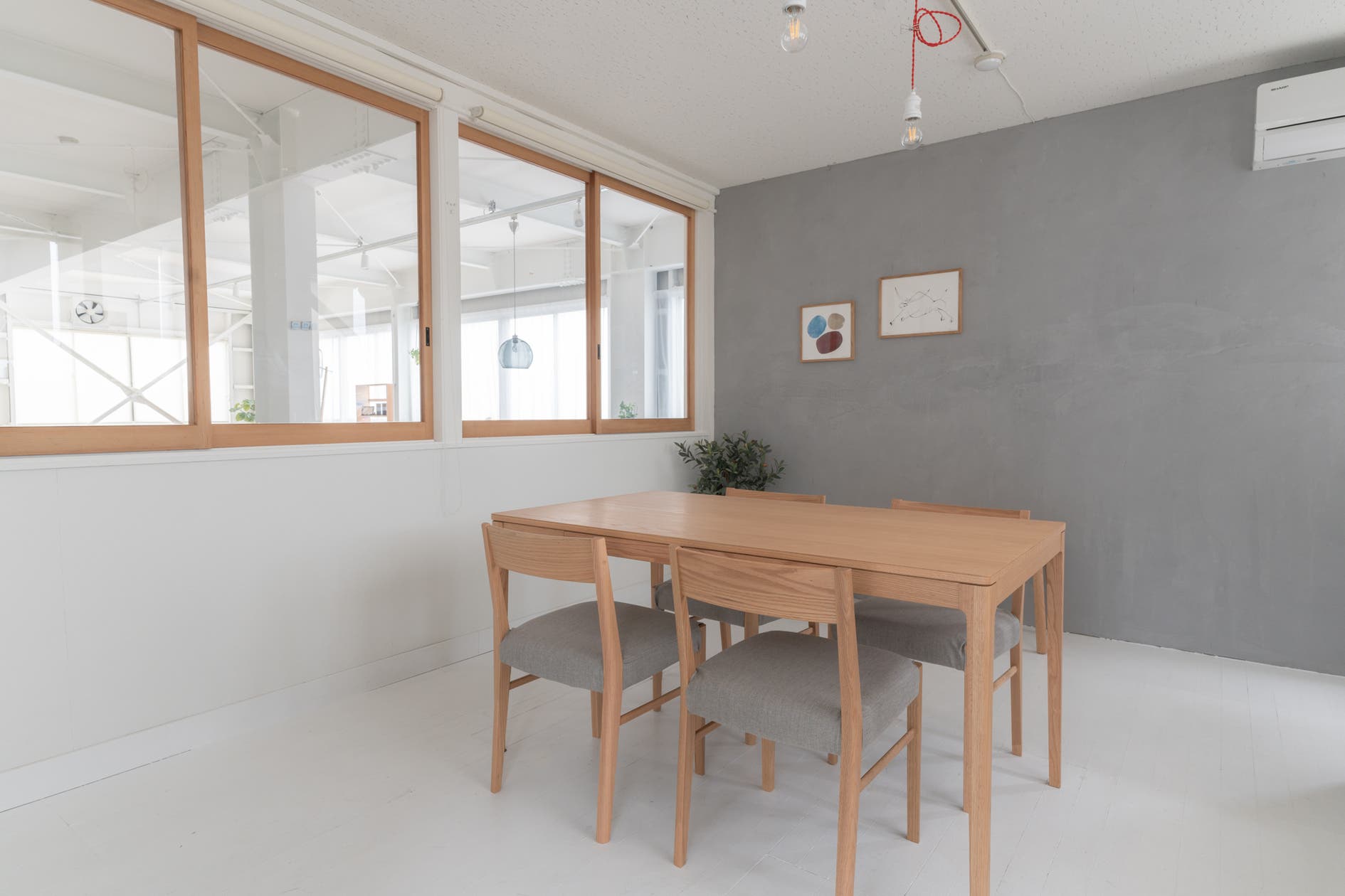 デザイン家具が使える、自然光がたっぷり入る真っ白なレンタルスペースの写真6