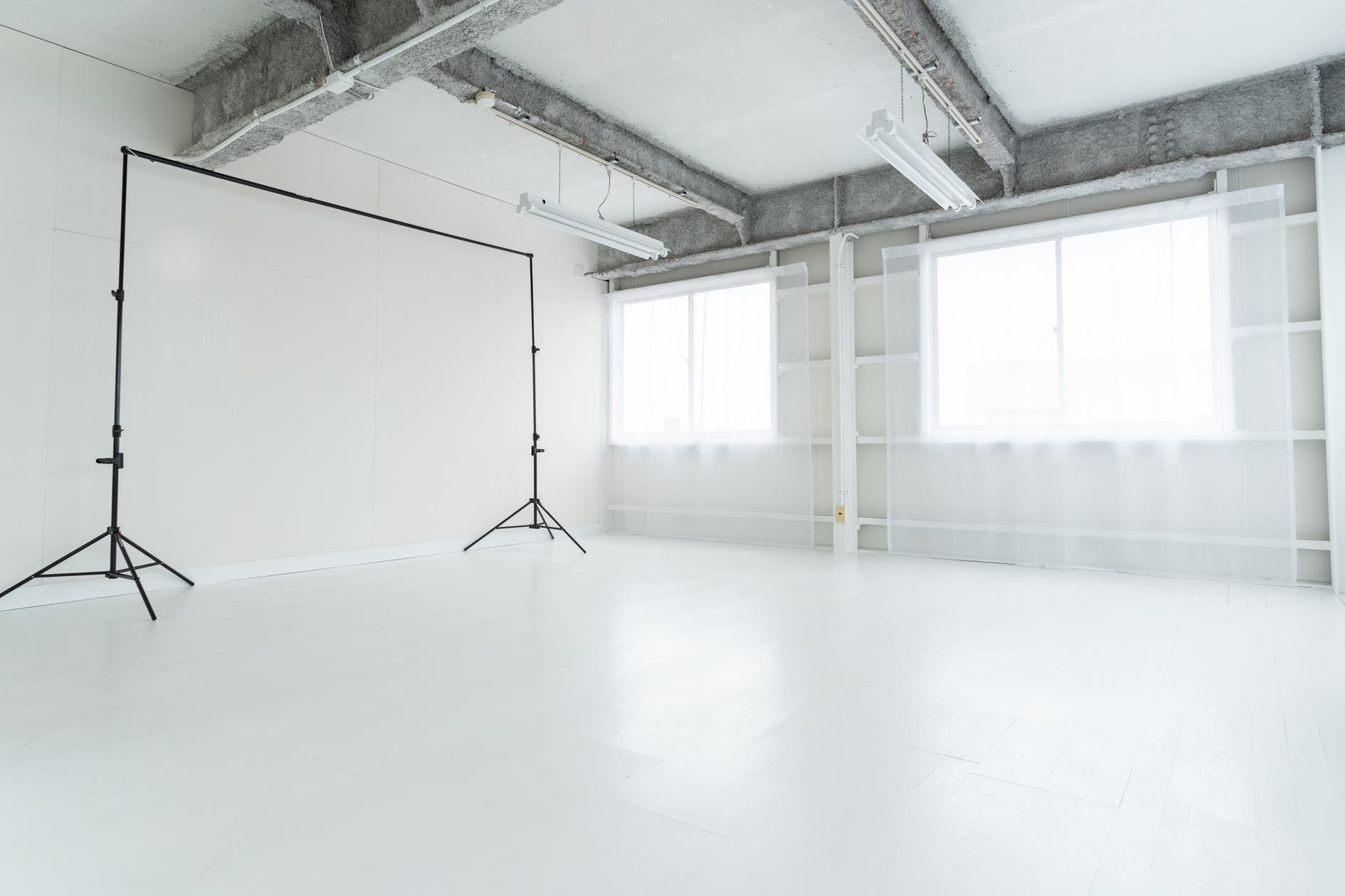 デザイン家具が使える、自然光がたっぷり入る真っ白なレンタルスペースの写真8