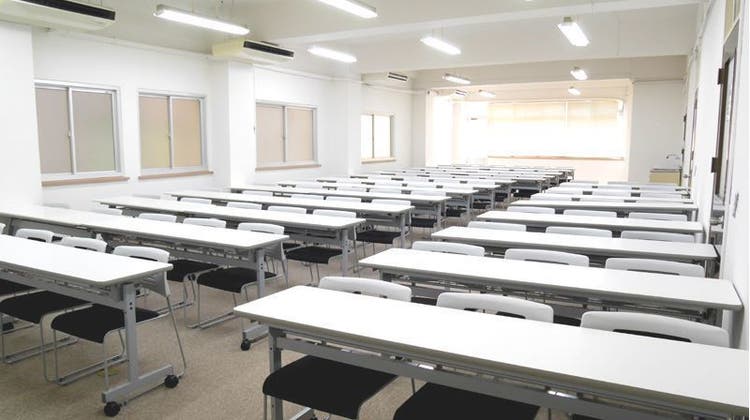 【飯田橋】ビジネスシーンに大活躍のクラシックな雰囲気の会議室/4階大会議室Aの写真1