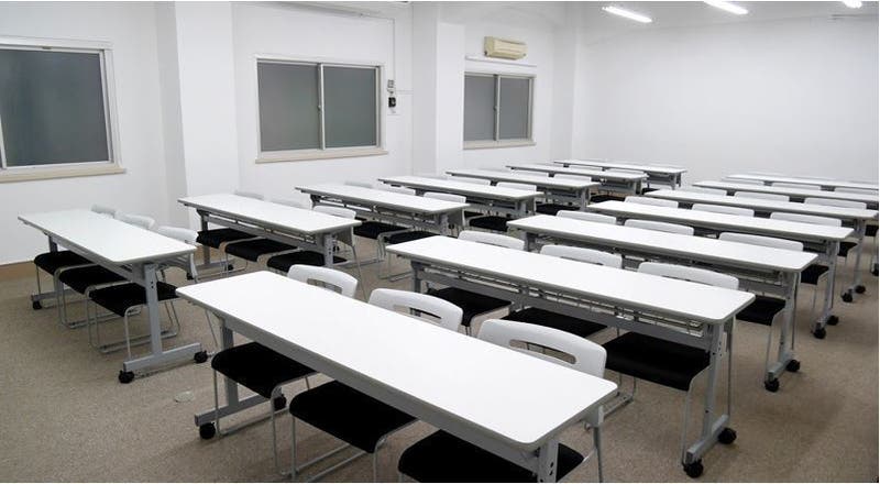 【飯田橋】小規模セミナーやワークショップに最適なクラシックな会議室／2階中会議室