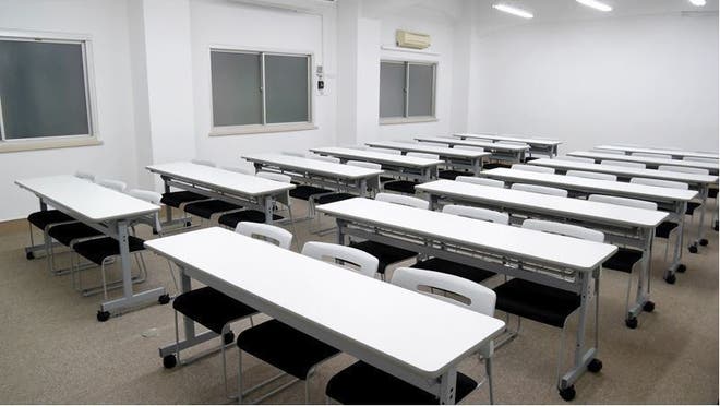 【飯田橋】小規模セミナーやワークショップに最適なクラシックな会議室/2階中会議室の写真1