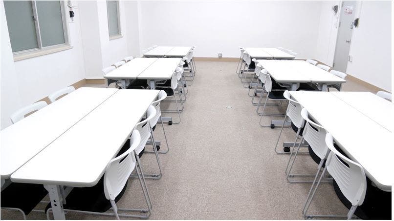 【飯田橋】小規模セミナーやワークショップに最適なクラシックな会議室／2階中会議室の写真5