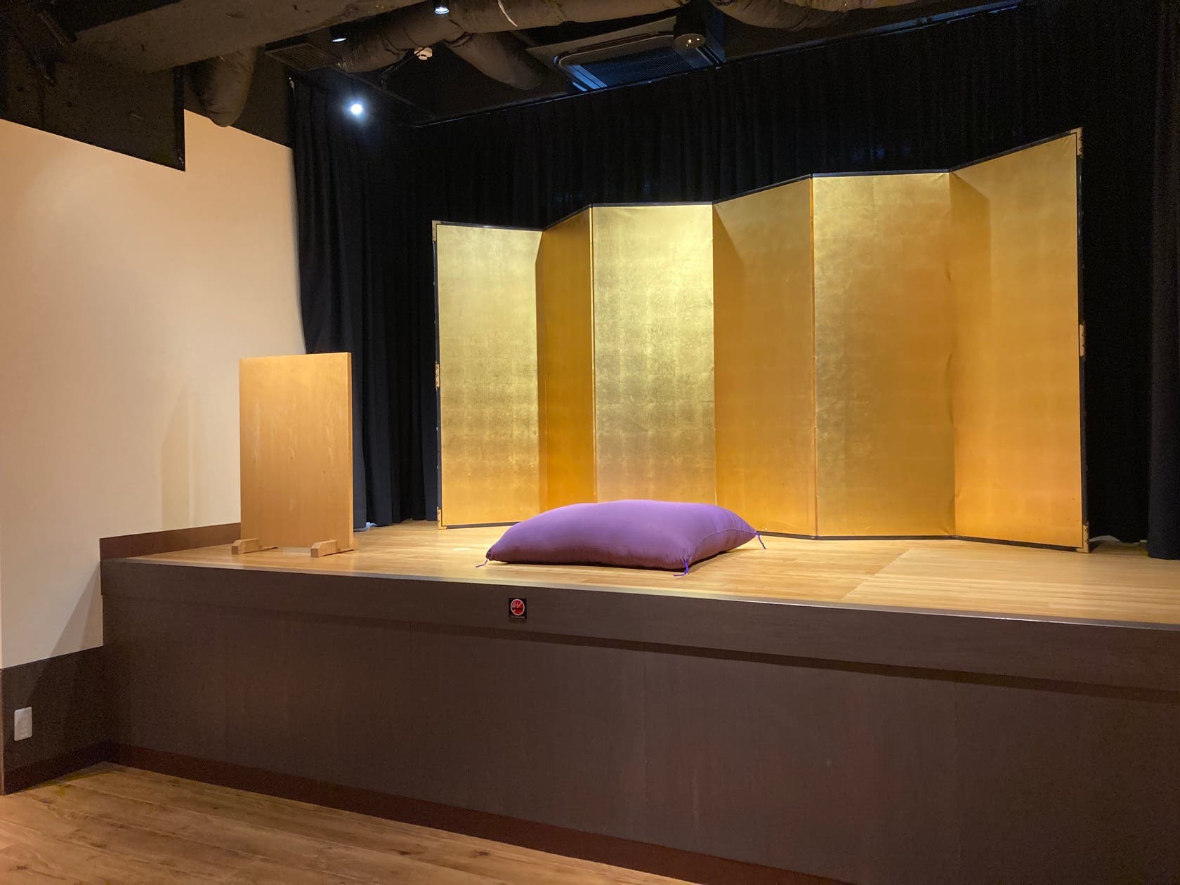 池袋駅東口地下道出入口No,39より1分。南池袋公園のすぐそばの舞台が魅力のコミュニティスペースの写真2