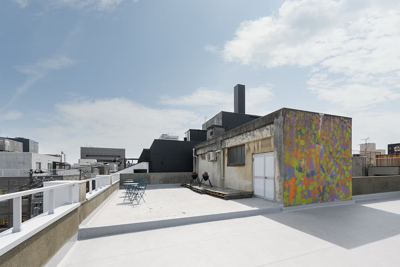 築55年のレトロなスタジオスペース〔自然光,透明感を感じる白い壁面,レトロなフローリング,天井高〕の写真12