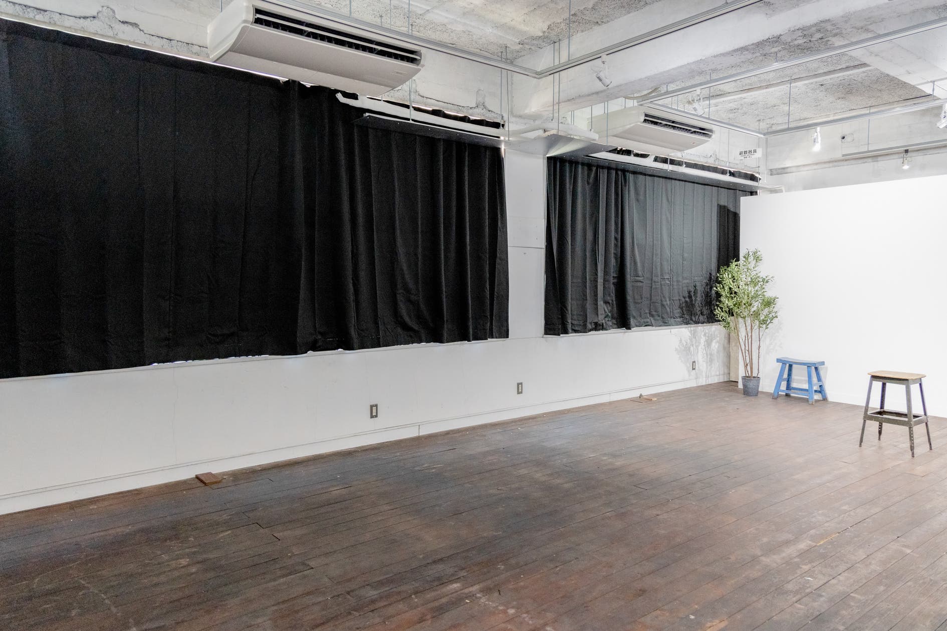 築55年のレトロなスタジオスペース〔自然光,透明感を感じる白い壁面,レトロなフローリング,天井高〕の写真17