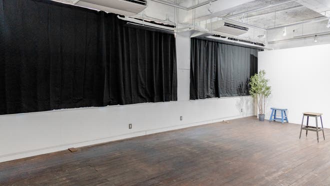 築55年のレトロなスタジオスペース〔自然光,透明感を感じる白い壁面,レトロなフローリング,天井高〕の写真17