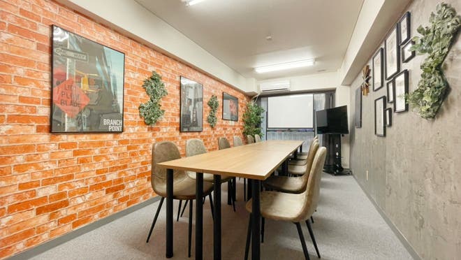 【高田馬場駅1分!16名利用可!】綺麗な室内!WiFi・モニター・ホワイトボード・備品類全て無料!ふれあい貸し会議室 高田馬場Eの写真1