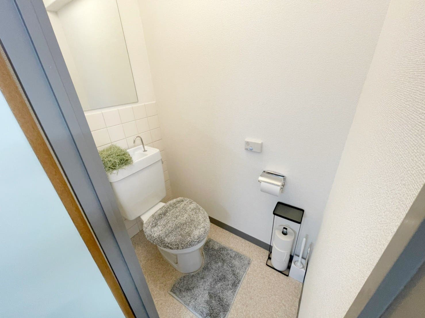 【高田馬場駅1分！16名利用可！】綺麗な室内！WiFi・モニター・ホワイトボード・備品類全て無料！ふれあい貸し会議室 高田馬場Eの写真12