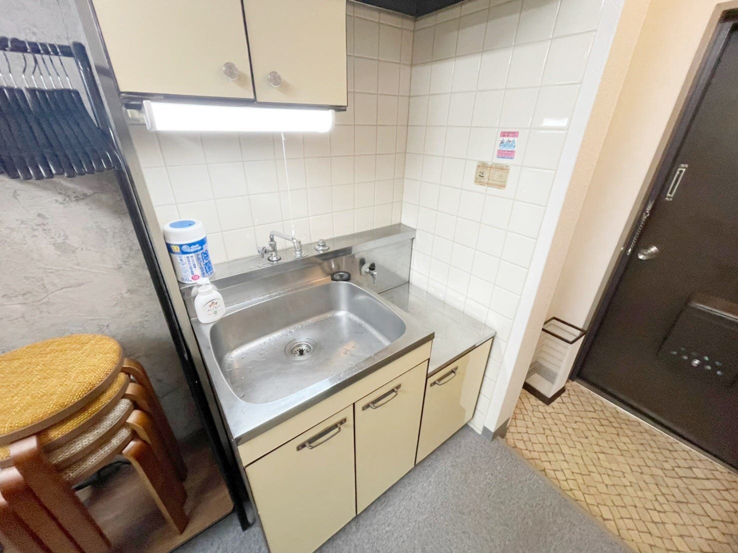 【高田馬場駅1分！16名利用可！】綺麗な室内！WiFi・モニター・ホワイトボード・備品類全て無料！ふれあい貸し会議室 高田馬場Eの写真13