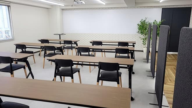 <セミナー会議室>⭐️20名利用可⭐大阪梅田駅から徒歩1分♪室内明るい・窓あり換気OKの写真1