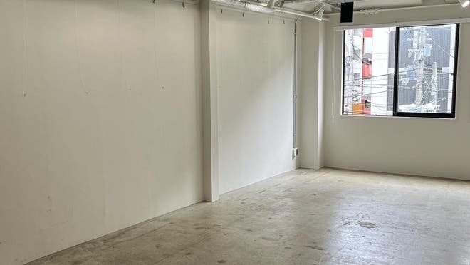 【addict.gallery】桜川駅徒歩1分。自然光が射すギャラリー・イベントスペースの写真1