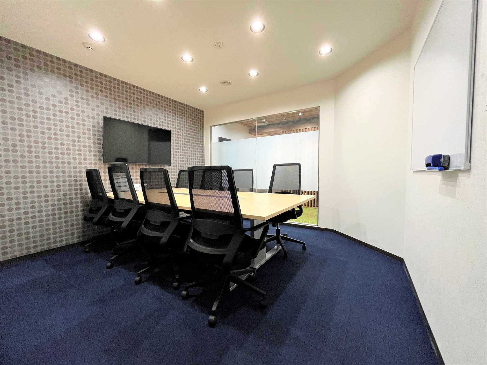 【BIZcomfort神戸三宮】三宮（三ノ宮）駅各線から徒歩５分！8名用貸会議室の写真3