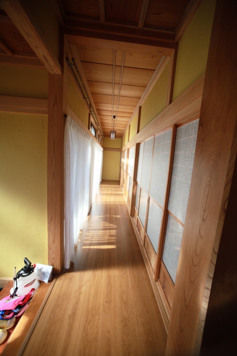 平成５年築170株のバラが咲く庭、全室南向きの民家スタジオですの写真4