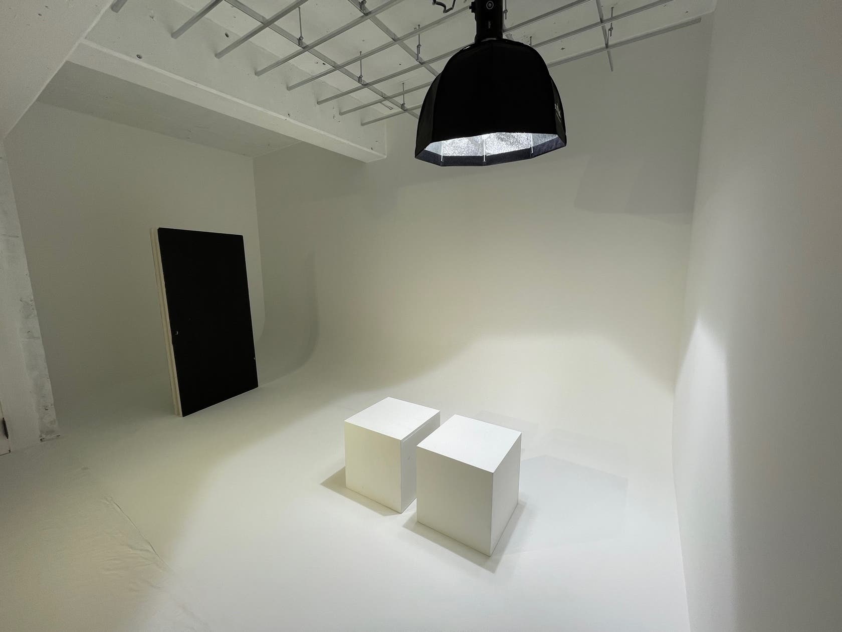 【練馬徒歩4分】HP完成記念！高3.3×横6ｍ白ホリ、トップライトの打てるレンタル撮影スタジオの写真4