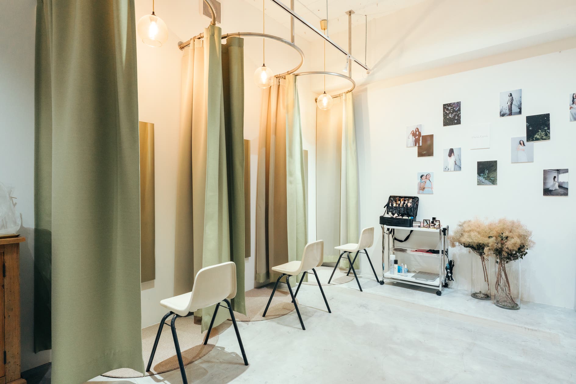 桜川駅から徒歩4分！！ヘアメイクや着付けに使える、フィッティングルームの写真1