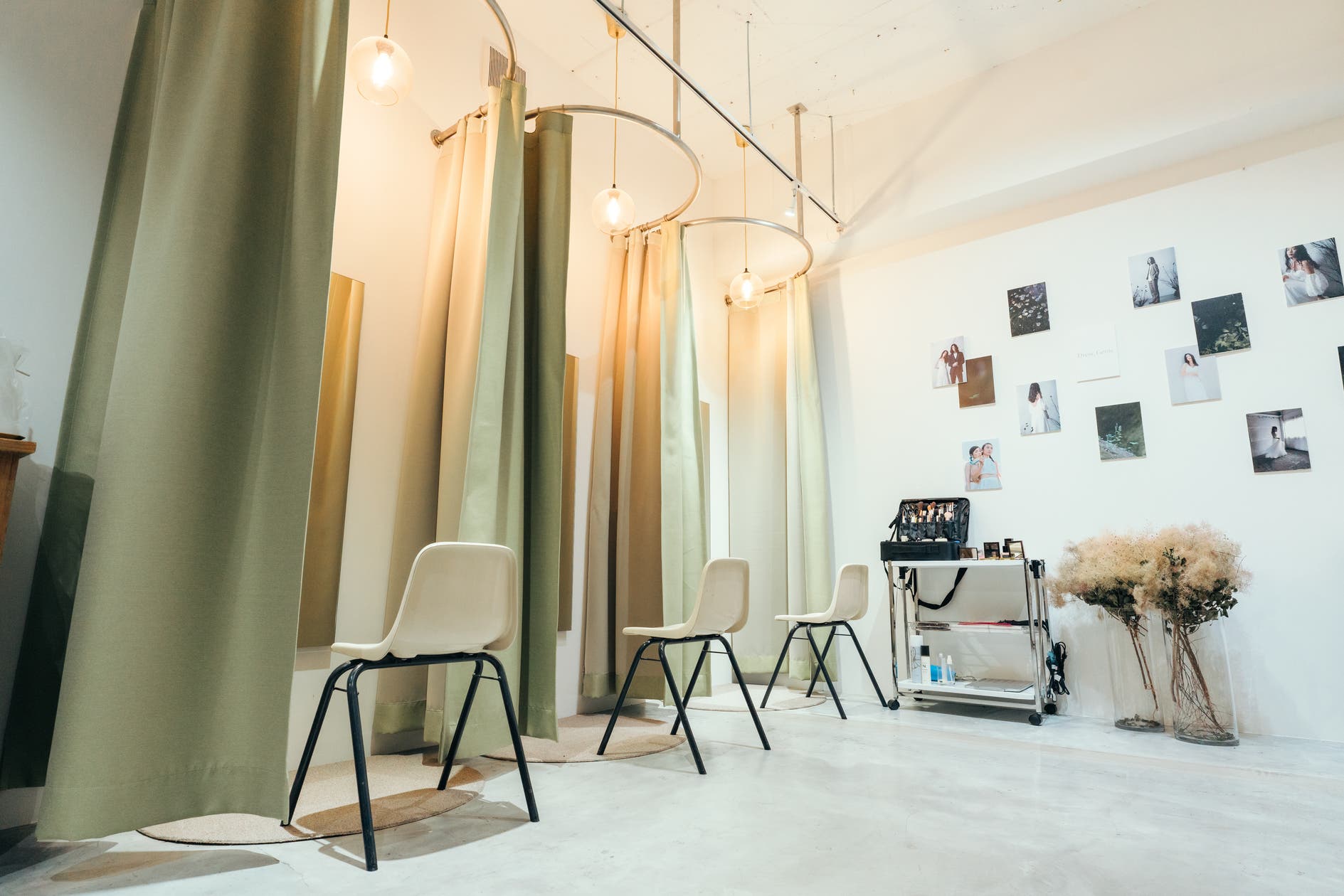 桜川駅から徒歩4分！！ヘアメイクや着付けに使える、フィッティングルームの写真2