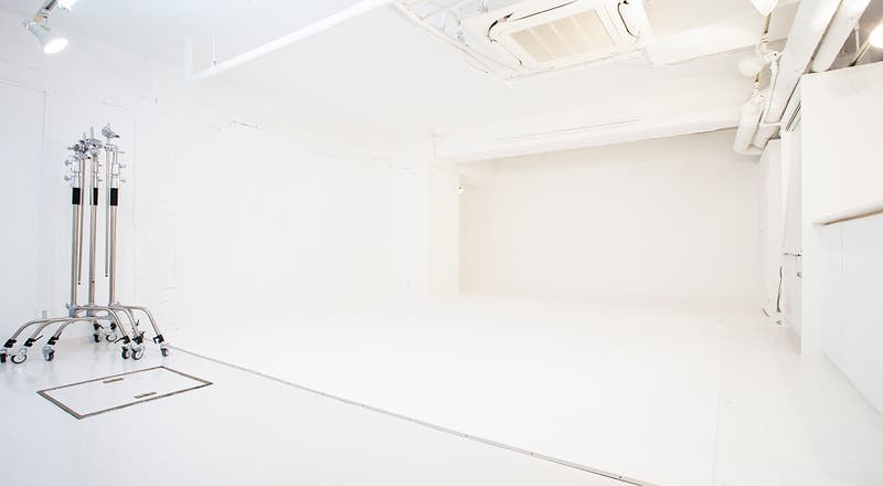 撮影機材無料&自然光&白壁モルタル床&天高3.5m【N2スタジオ】66㎡ 白壁モルタル床&レトロな倉庫