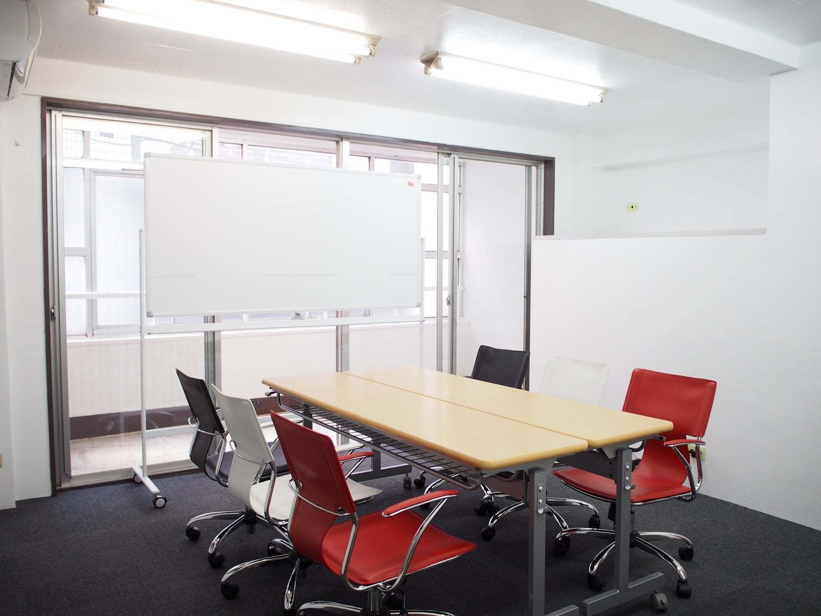 【西新宿駅 徒歩１分】プロジェクター無料🉐高速Wi-Fi💻個室/最大12名/レンタルスペース『Crave西新宿01』の写真1