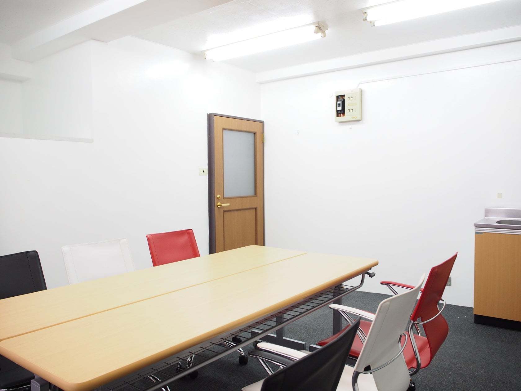 【西新宿駅 徒歩１分】プロジェクター無料🉐高速Wi-Fi💻個室/最大12名/レンタルスペース『Crave西新宿01』の写真2