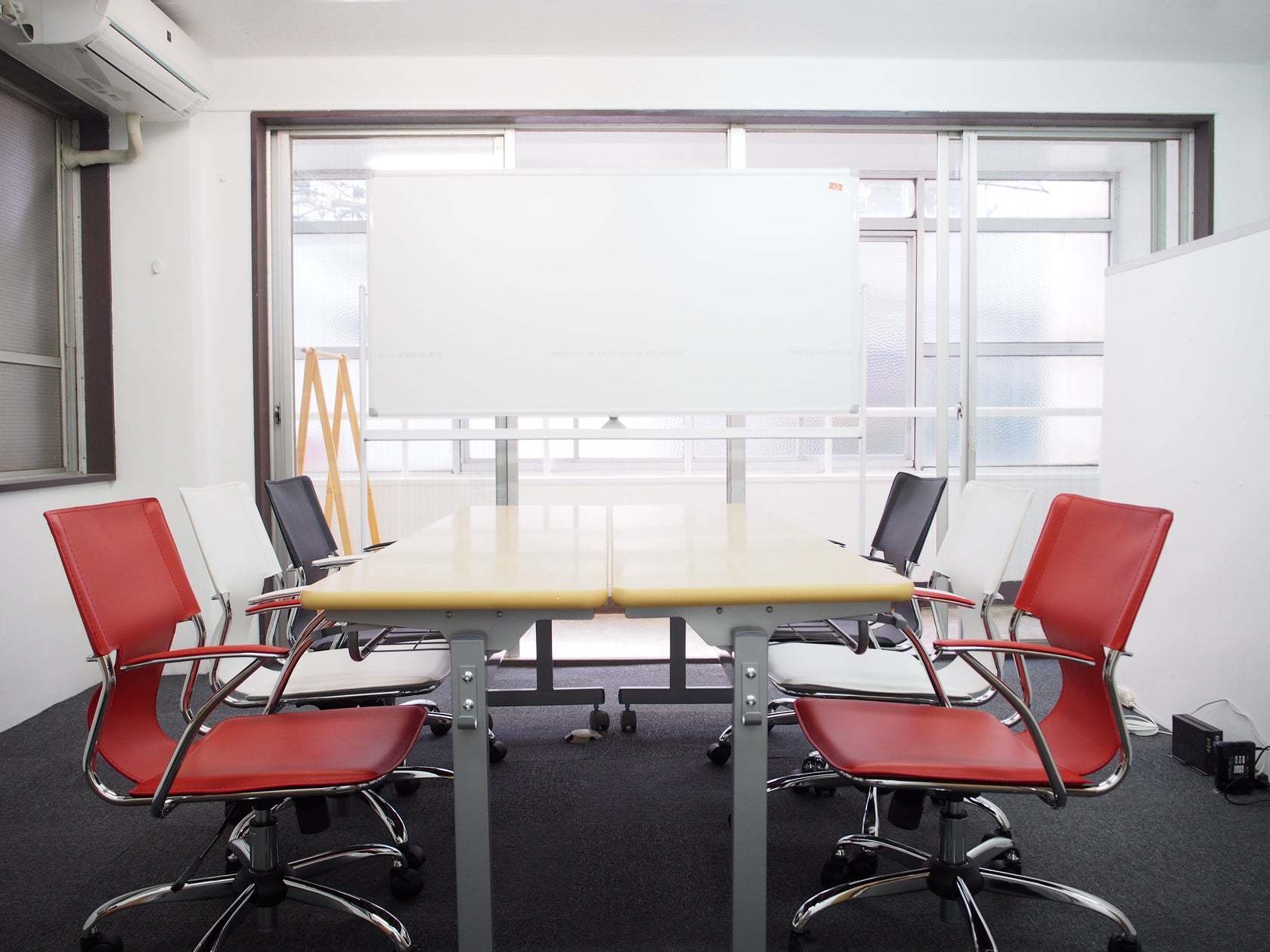 【西新宿駅 徒歩１分】プロジェクター無料🉐高速Wi-Fi💻個室/最大12名/レンタルスペース『Crave西新宿01』の写真3