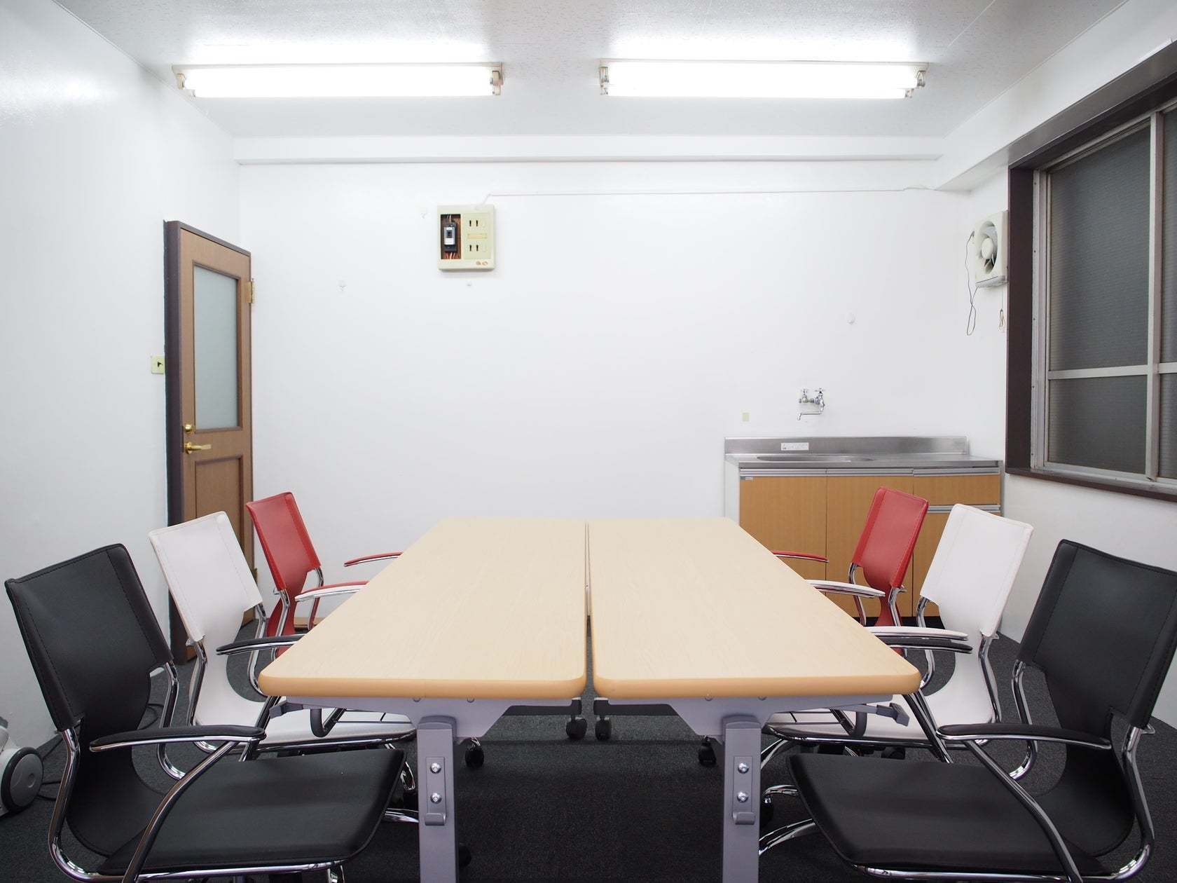 【西新宿駅 徒歩１分】プロジェクター無料🉐高速Wi-Fi💻個室/最大12名/レンタルスペース『Crave西新宿01』の写真4