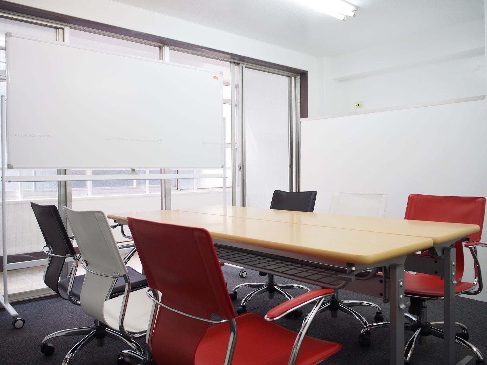 【西新宿駅 徒歩１分】プロジェクター無料🉐高速Wi-Fi💻個室/最大12名/レンタルスペース『Crave西新宿01』の写真5