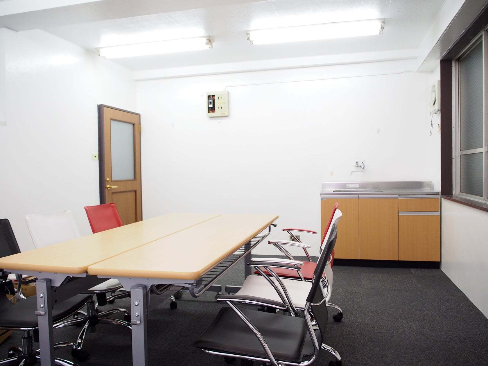 【西新宿駅 徒歩１分】プロジェクター無料🉐高速Wi-Fi💻個室/最大12名/レンタルスペース『Crave西新宿01』の写真6