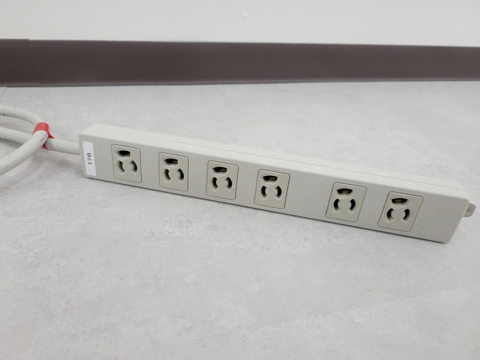 ＜セミナー会議室＞⭐️20名利用可⭐大阪梅田駅から徒歩1分♪室内明るい・窓あり換気OKの写真5