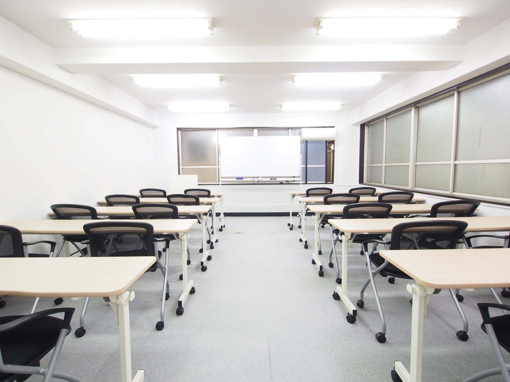 【西新宿駅徒歩１分】プロジェクター無料🉐高速Wi-Fi💻個室/最大30名/レンタルスペース『Crave西新宿02』の写真1