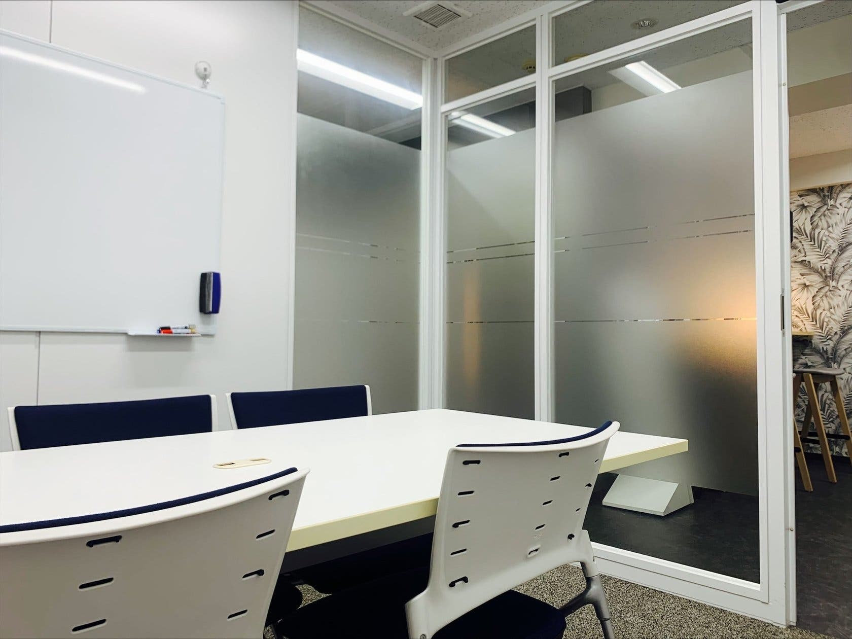 【銀座駅他2駅から3分以内】定員6名/オンライン会議・研修・面談に最適/待合スペース無料ドリンク有/モニタ・Webカメラが好評の写真3