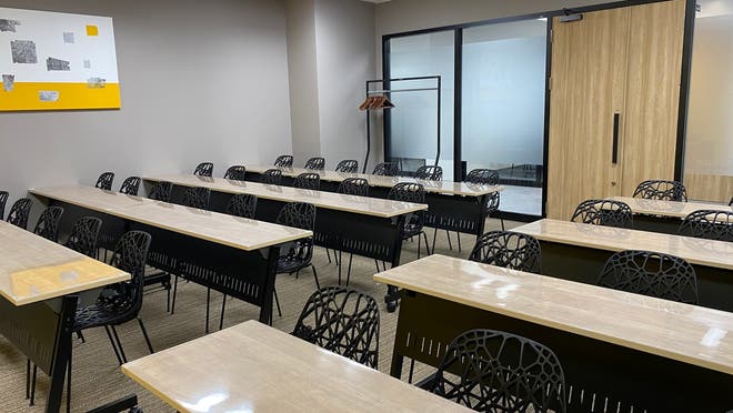 名古屋会議室 Tsudoico 名古屋駅前店 RoomB【国際センター駅直結!イエロー壁面が特徴的な室内は最大40名利用可能】の写真2