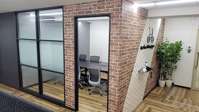 <小部屋会議室>土日祝日も使えます!コワーキングスペースにも利用可✨6名利用可✨大阪梅田駅から徒歩1分♪の写真1