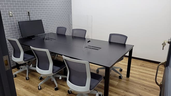 <小部屋会議室>土日祝日も使えます!コワーキングスペースにも利用可✨6名利用可✨大阪梅田駅から徒歩1分♪の写真3