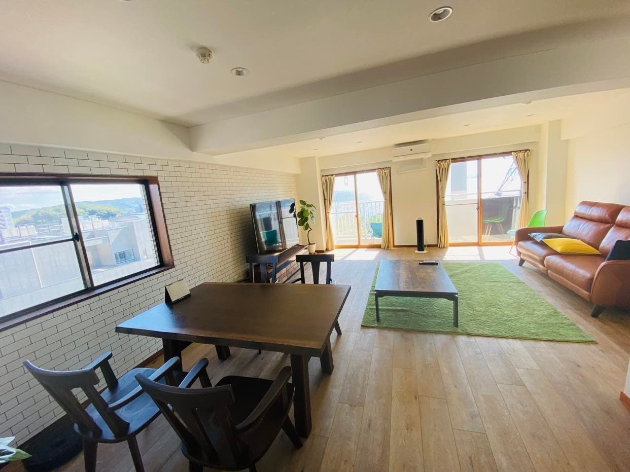 宍道湖が一望できる眺望・最上階広々リビングスペース・80型の大型TV完備の写真4