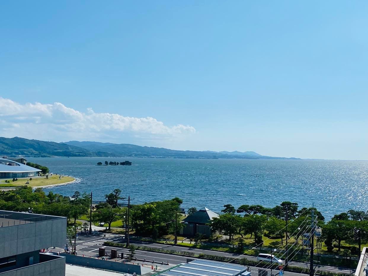 宍道湖が一望できる眺望・最上階広々リビングスペース・80型の大型TV完備の写真5