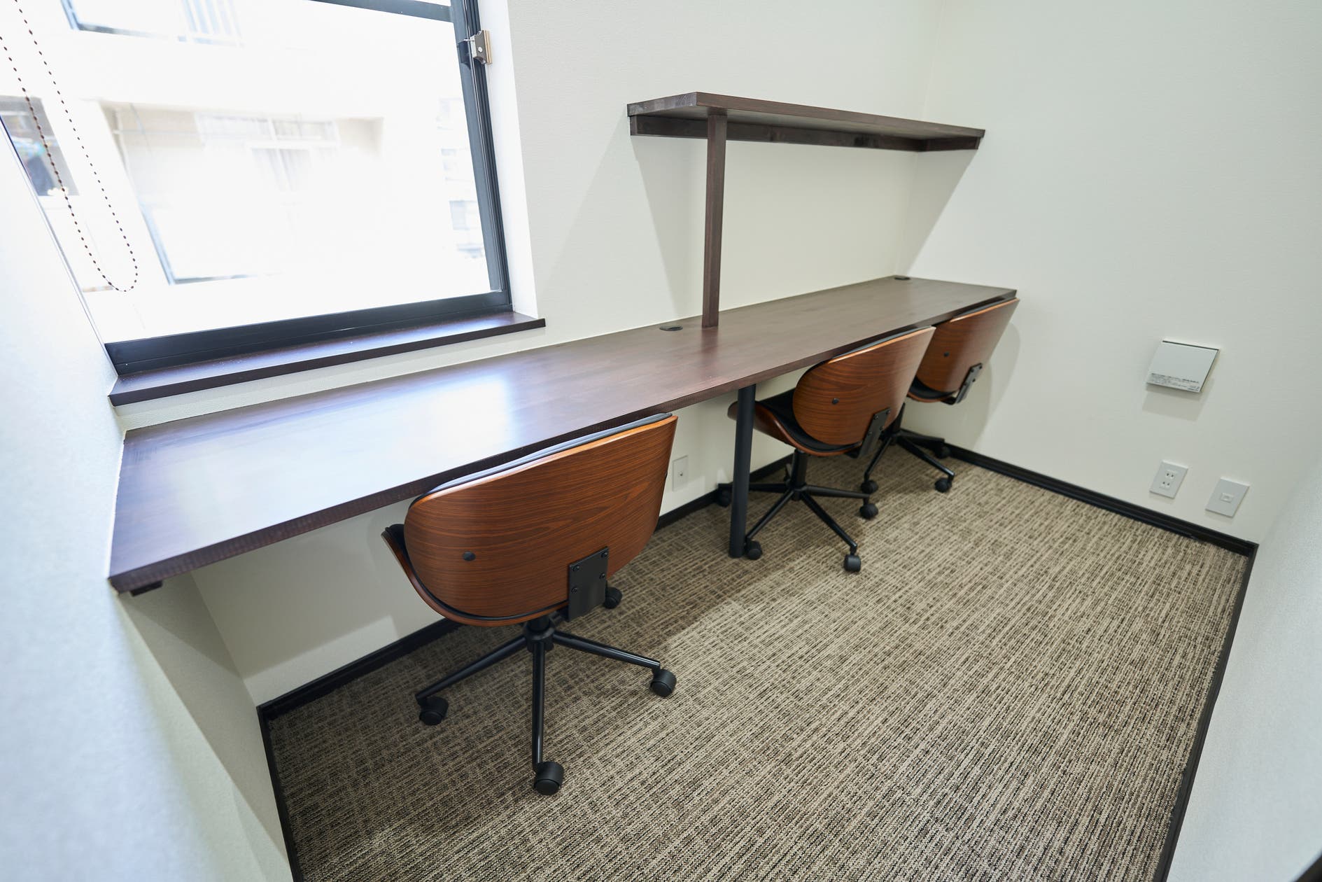 203号室　3人利用可　ワリカンでお得　一日利用は3,980円！　窓付きの完全個室　資格勉強　家庭教師　英会話レッスンの写真1