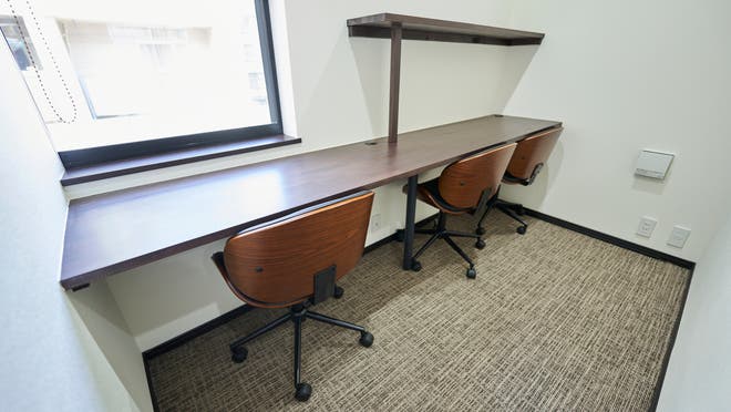 203号室 3人利用可 ワリカンでお得 一日利用は3,980円! 窓付きの完全個室 資格勉強 家庭教師 英会話レッスンの写真1