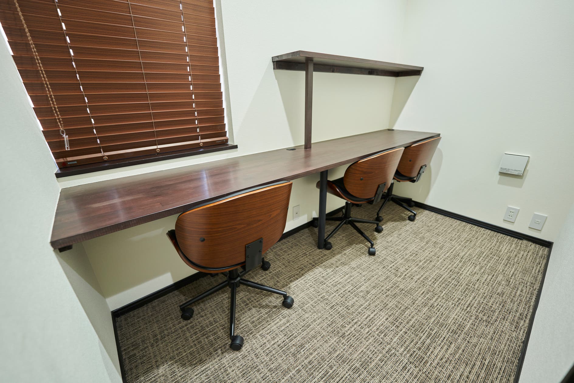 203号室　3人利用可　ワリカンでお得　一日利用は3,980円！　窓付きの完全個室　資格勉強　家庭教師　英会話レッスンの写真2