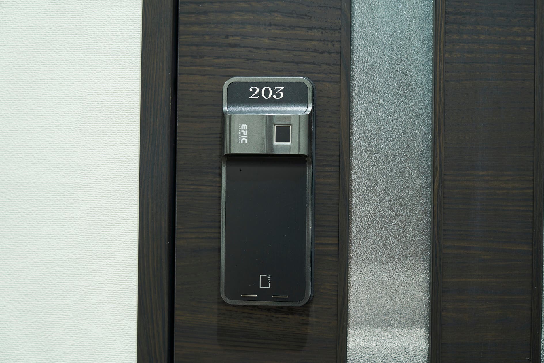 203号室　3人利用可　ワリカンでお得　一日利用は3,980円！　窓付きの完全個室　資格勉強　家庭教師　英会話レッスンの写真3