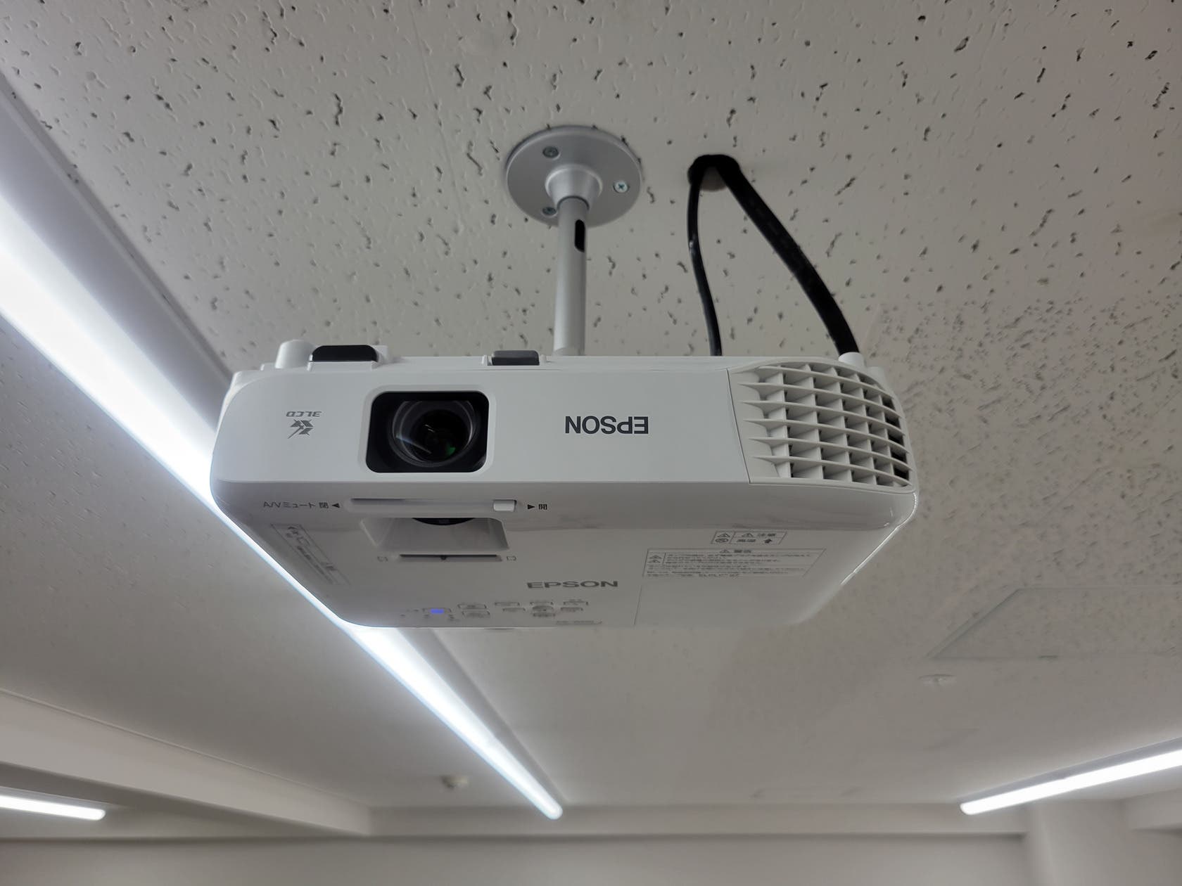 ＜セミナー会議室＞⭐️20名利用可⭐大阪梅田駅から徒歩1分♪室内明るい・窓あり換気OKの写真6