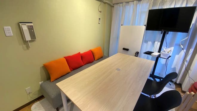 【浦和駅8分!6名】WiFi&動画サービス&モニター&ホワイトボード&備品類 全て無料✨窓あり☀ふれあい貸し会議室 浦和Aの写真2