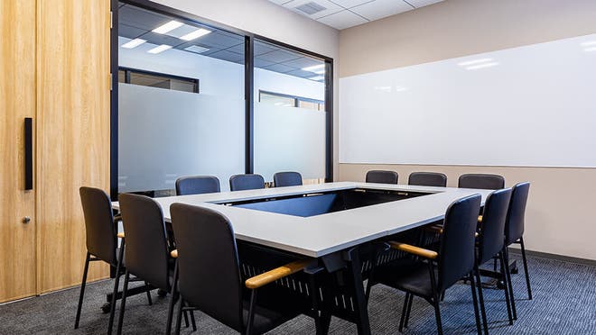 名古屋会議室 Tsudoico 名古屋駅前店 RoomE【国際センター駅直結!ネイビーがキーカラーの室内は最大18名利用可能】の写真2