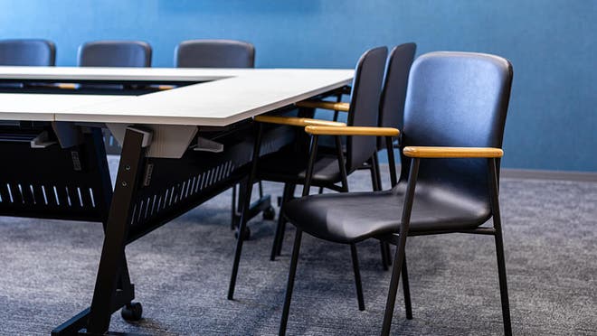 名古屋会議室 Tsudoico 名古屋駅前店 RoomE【国際センター駅直結!ネイビーがキーカラーの室内は最大18名利用可能】の写真4