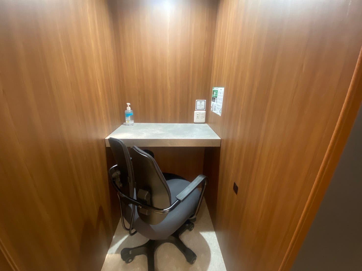 ＜RemoteworkBOX セントラルパーク店【No.3】＞完全個室⭐️Wi-Fi無料！/ 2時間以上の利用でお得！の写真2