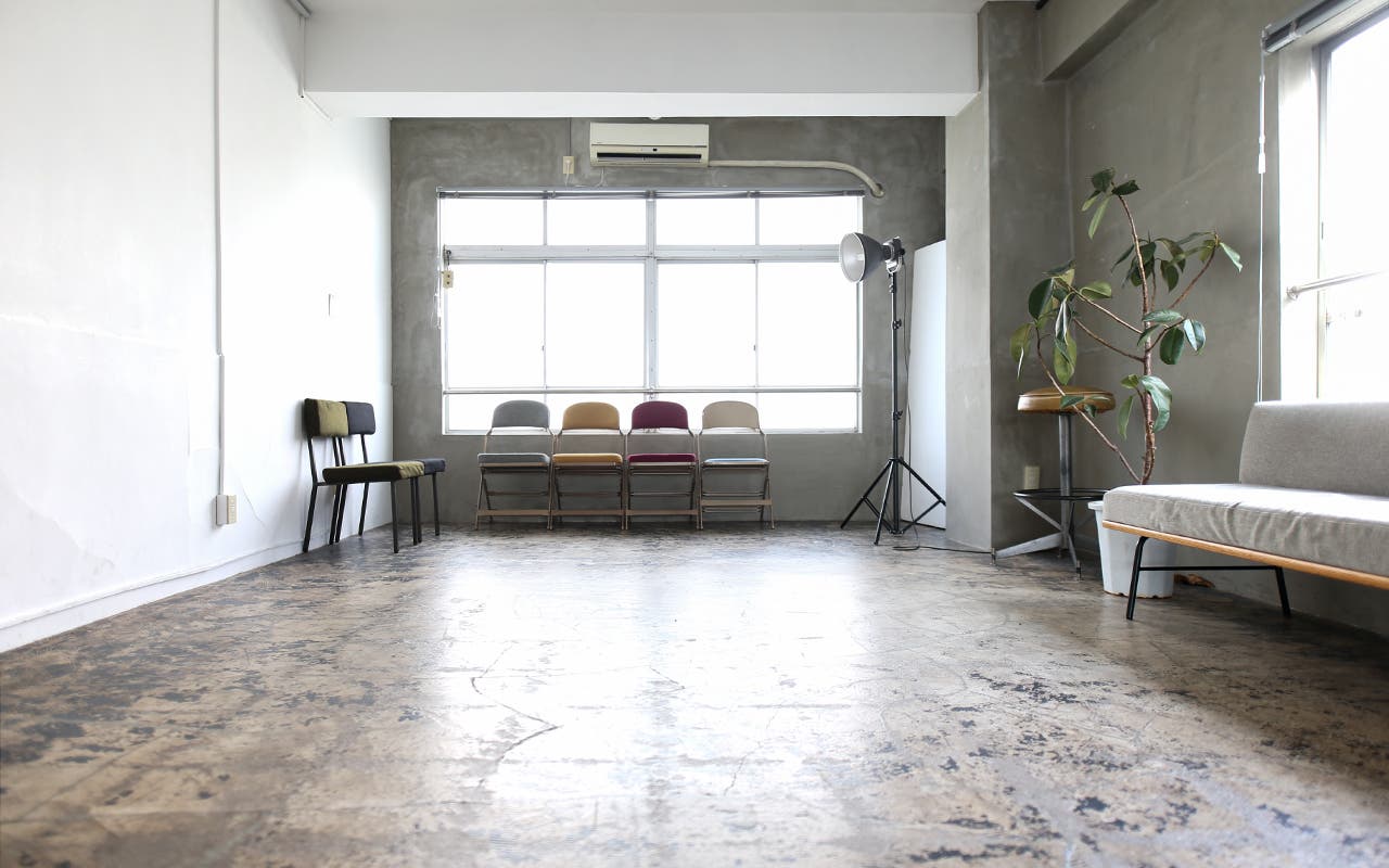優しい自然光が入るヴィンテージビル内のインダストリアルな空間！LED＆ストロボなど無料で使える照明機材も充実！！の写真10