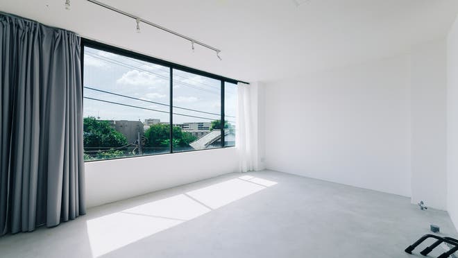 【 無料機材も充実 】 南向き窓で柔らかい自然光・白壁・モルタル床・奥行き8m ・清潔【駅近!大田区馬込駅2分】の写真2