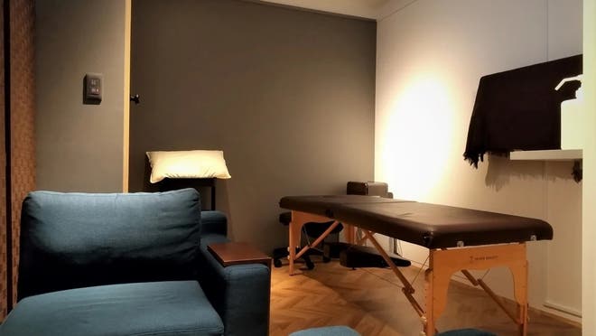 【福岡祇園駅 5番出口から徒歩3分】ホテルの客室をサロンに!対面の椅子があるお部屋です!【201号室】minoribaの写真1