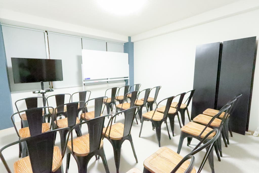 【池袋駅1b出口41秒！24名】大型ディスプレイ・ホワイトボード・高速WiFi全て無料！土足可！ふれあい貸し会議室 池袋No57の写真15