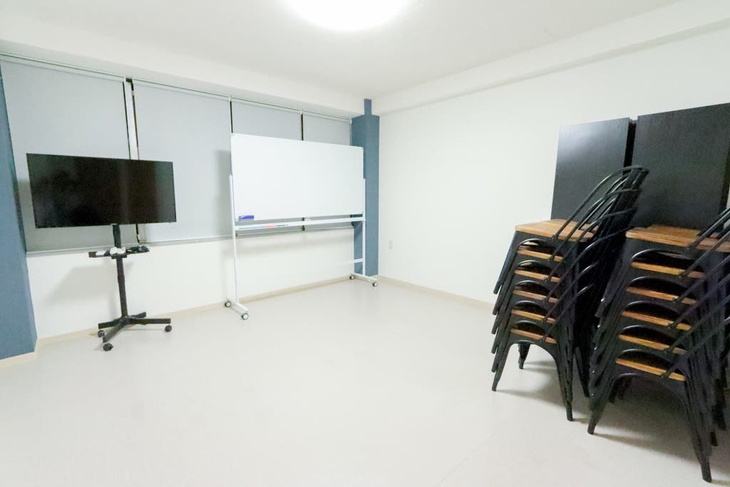 【池袋駅1b出口41秒！24名】大型ディスプレイ・ホワイトボード・高速WiFi全て無料！土足可！ふれあい貸し会議室 池袋No57の写真21