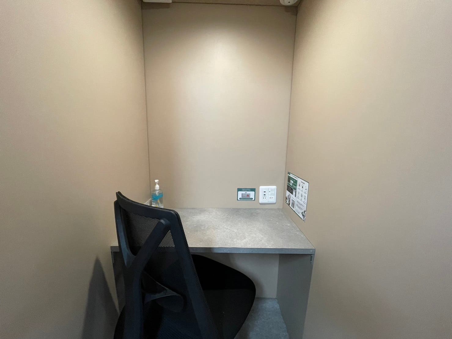 ＜RemoteworkBOX TKP新宿西口店【No.1】＞完全個室⭐️Wi-Fi無料！テレワーク/Zoom/自習の写真2